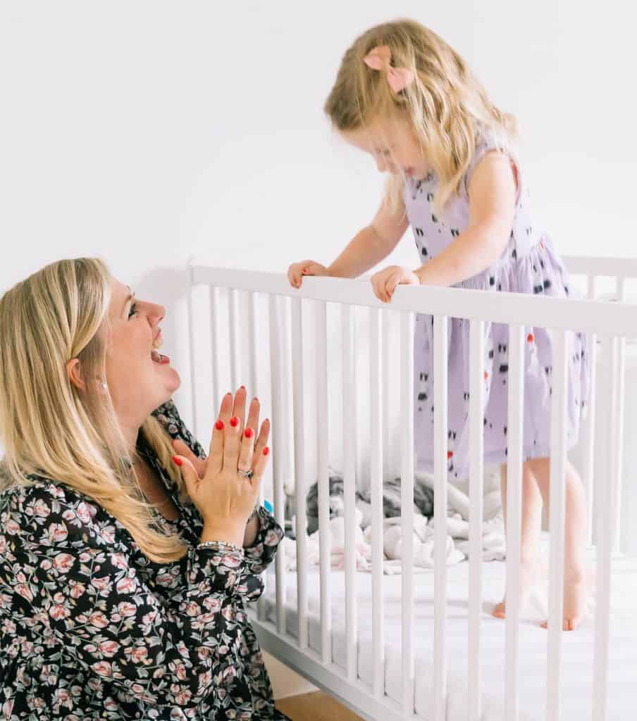 Help! Mijn Baby Gaat Telkens Rechtstaan In Bed - Wat Nu? - Snuggles ...